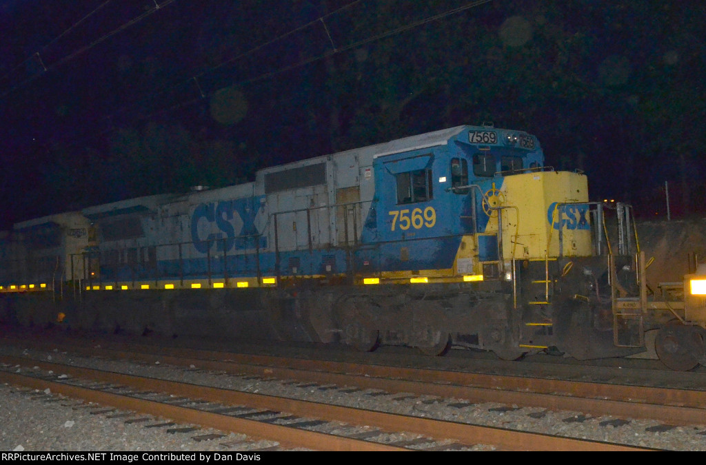 CSX C40-8 7569 third on Q034-02